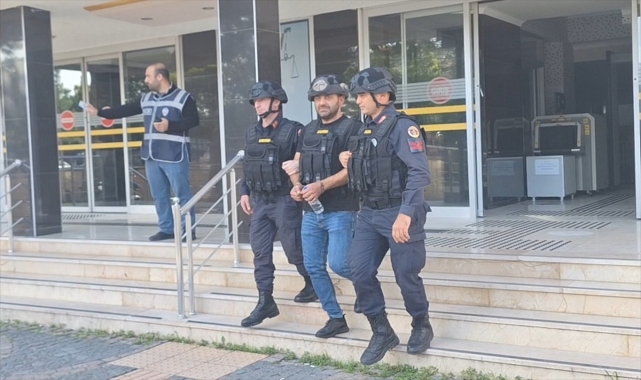 Samsun'da pompalı tüfekle ateş açtığı otomobildeki kuzeni ile 2 kişiyi ... Samsun'da pompalı tüfekle ateş açtığı otomobildeki kuzeni ile 2 kişiyi ...